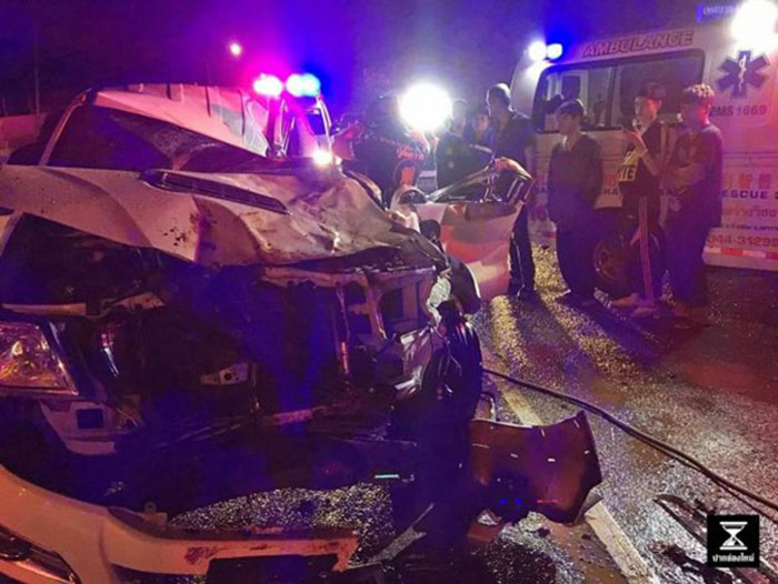 รถชนช้างป่าเขาใหญ่ อย่างแรง ช้างล้มทับรถพังยับ ก่อนวิ่งหนีหายเข้าป่า