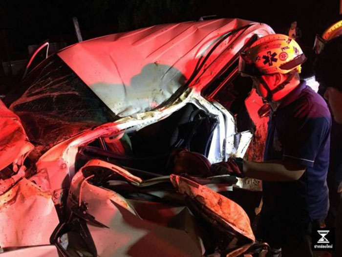 รถชนช้างป่าเขาใหญ่ อย่างแรง ช้างล้มทับรถพังยับ ก่อนวิ่งหนีหายเข้าป่า